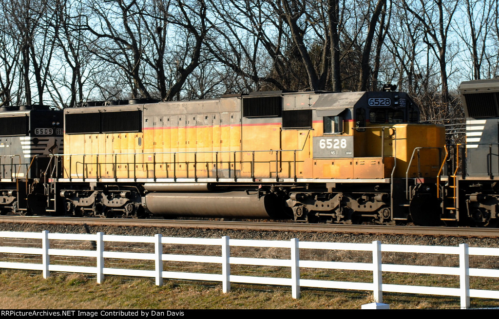 NS SD60 6528 trails on 39G
